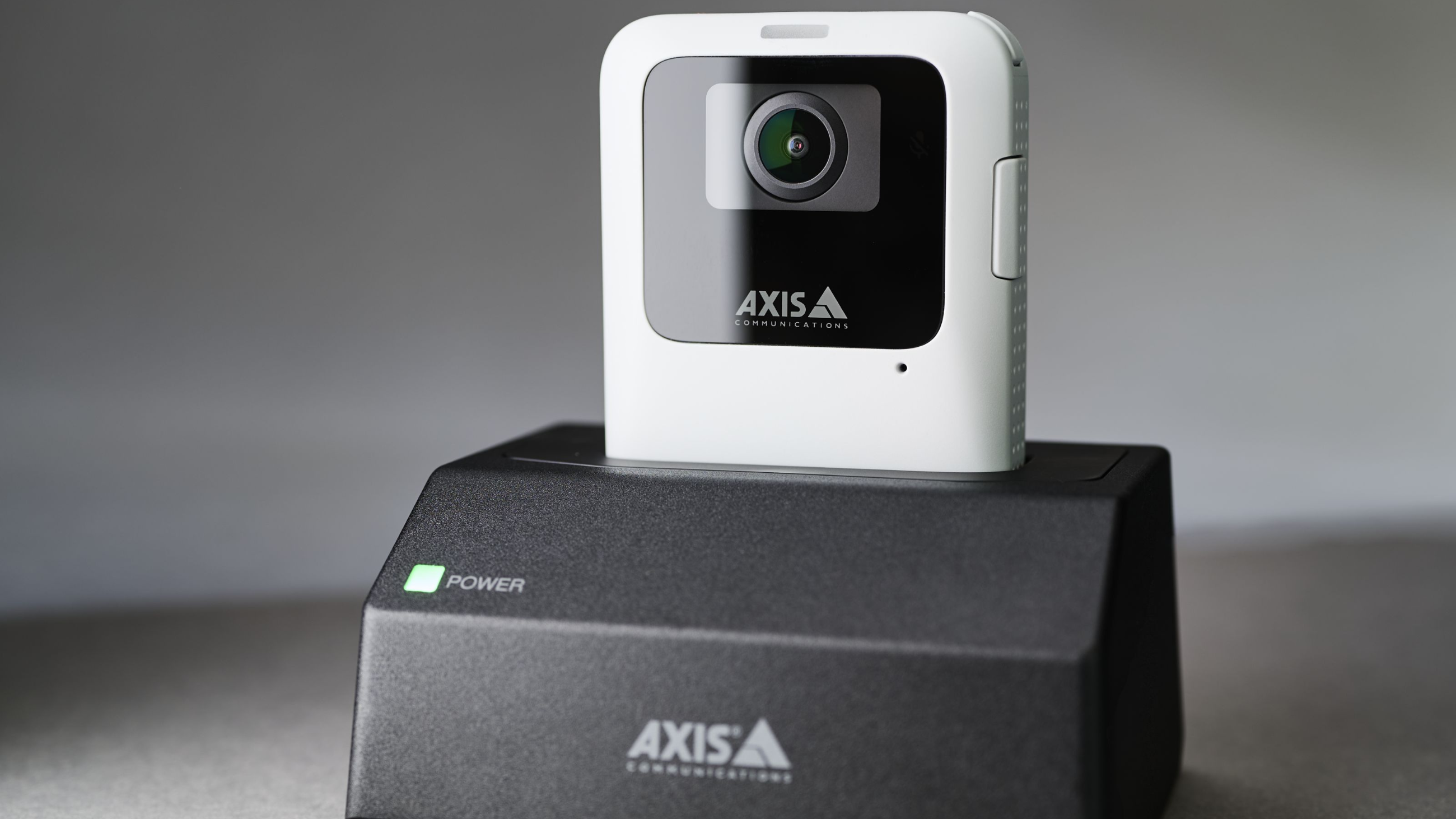 Brandneu: die AXIS W110 Body Worn Camera und das AXIS W400 Body Worn ...