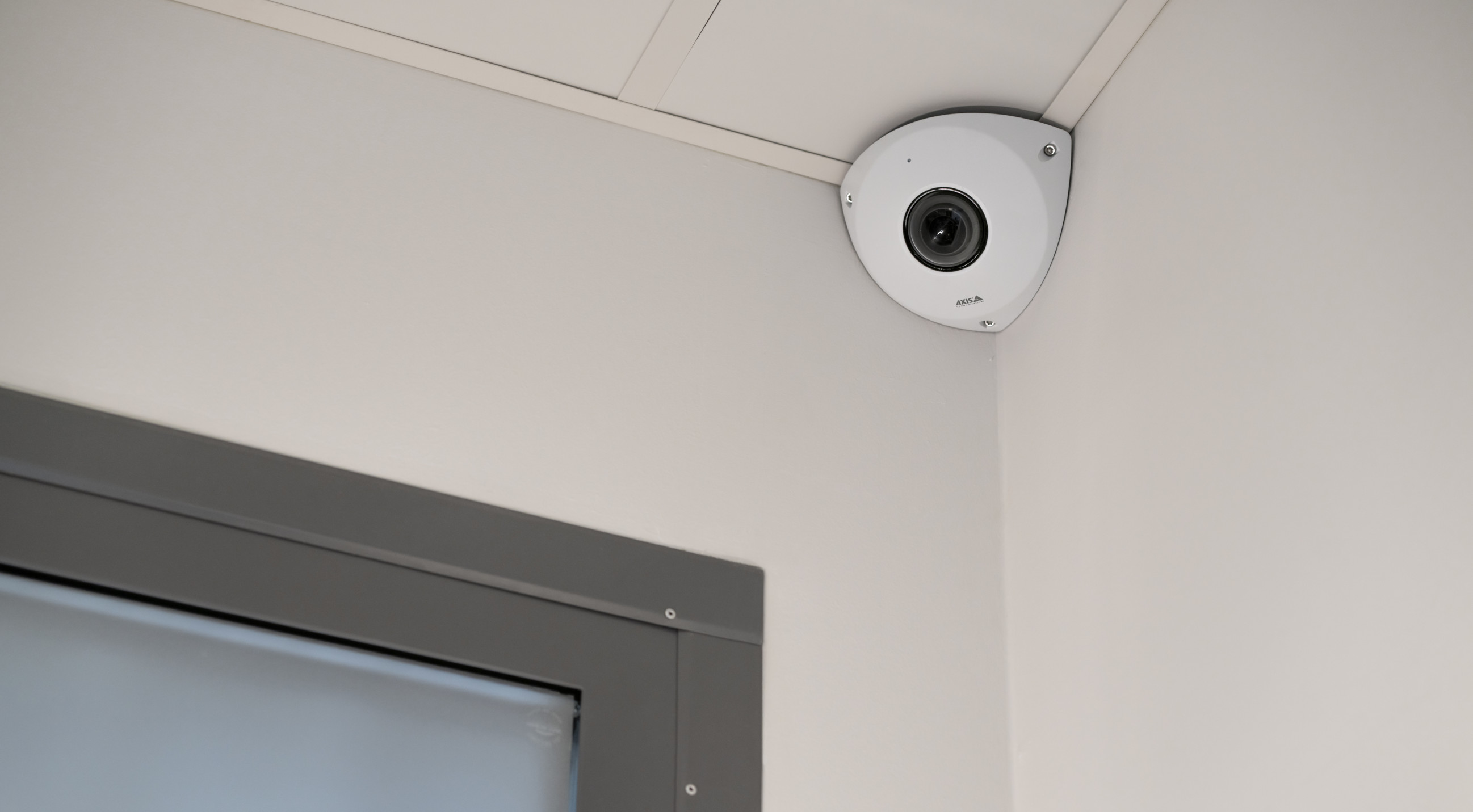 사각지대 없이 완전한 커버리지를 제공하는 실내용 코너 설치형 카메라 | Axis Communications