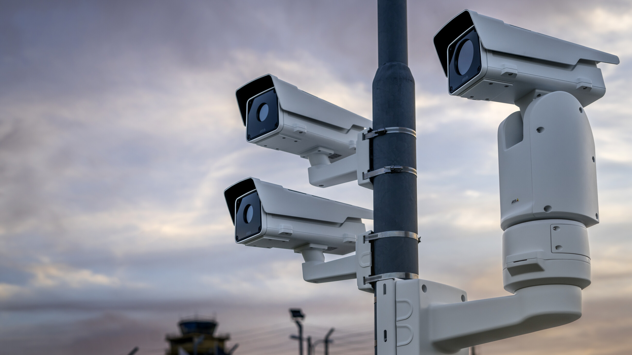 Robust thermal cameras for reliable detection in all light and weather ...