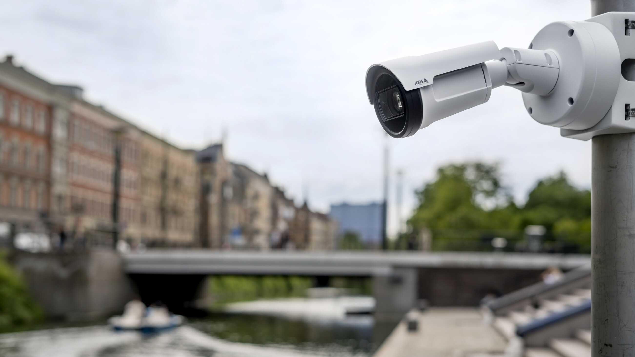Robust AI-powered bullet cameras offer unmatched performance | Axis ...