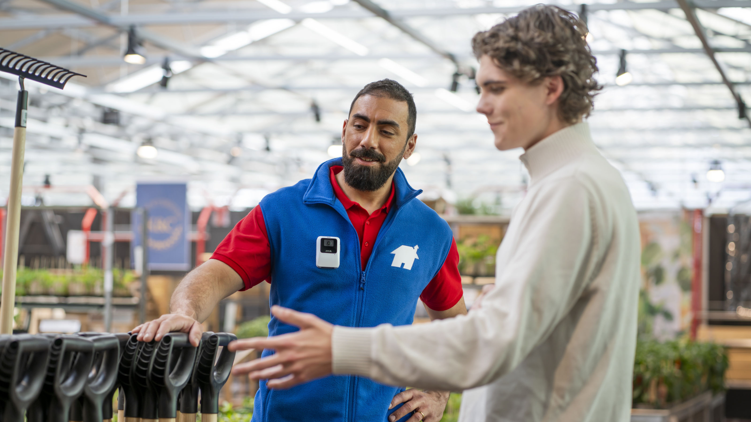 Retail body cameras: features & 5 key benefits to consider
